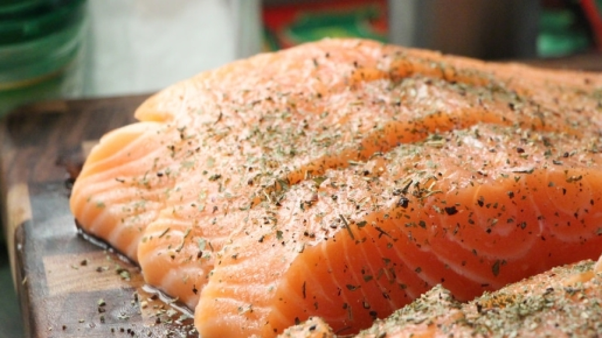 Can eating fish reduce symptoms of rheumatoid arthritis?