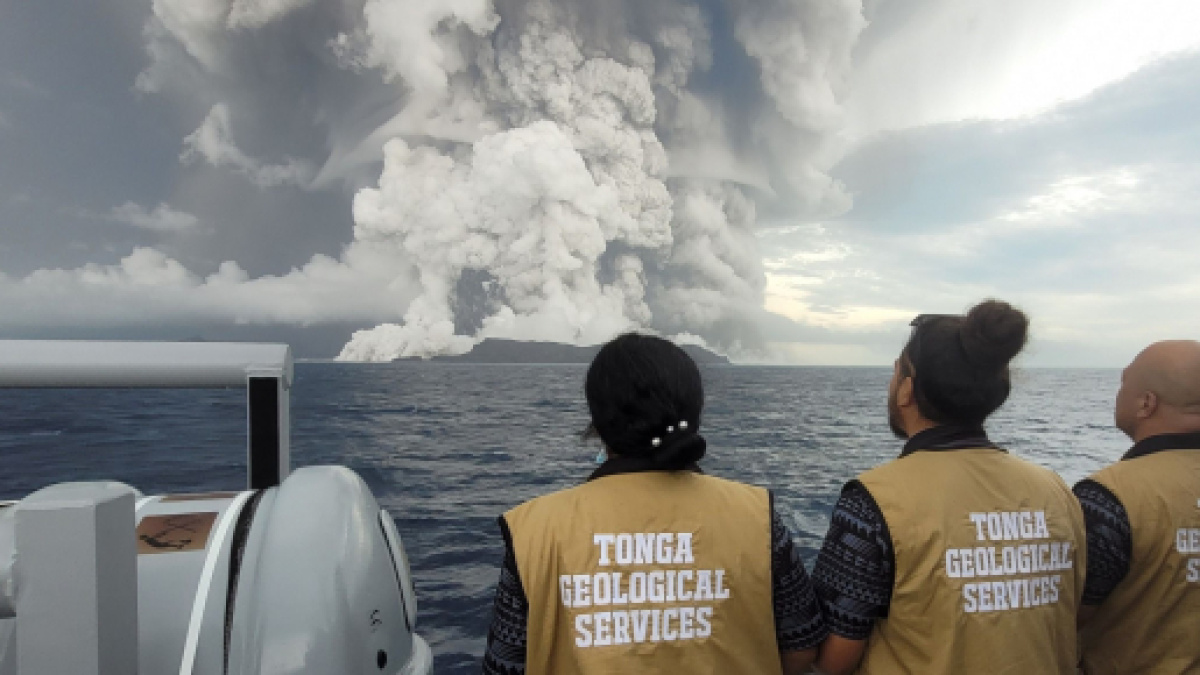 Vulcano Tonga, testimonianza di un sopravissuto: 'Tsunami mi ha portato ...