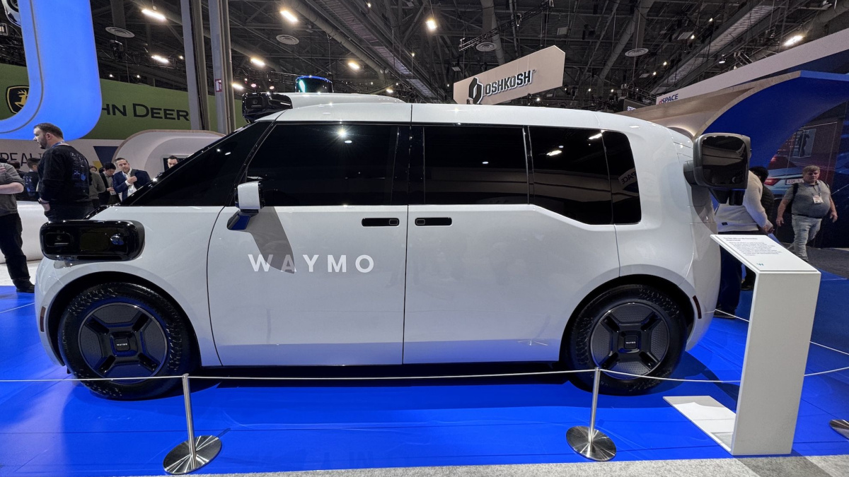 Waymo indagata dal NTSB per passaggi illeciti davanti a scuolabus