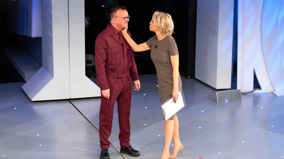Maria De Filippi annuncia Gigi D’Alessio giudice di ‘Amici’ dal palco ...