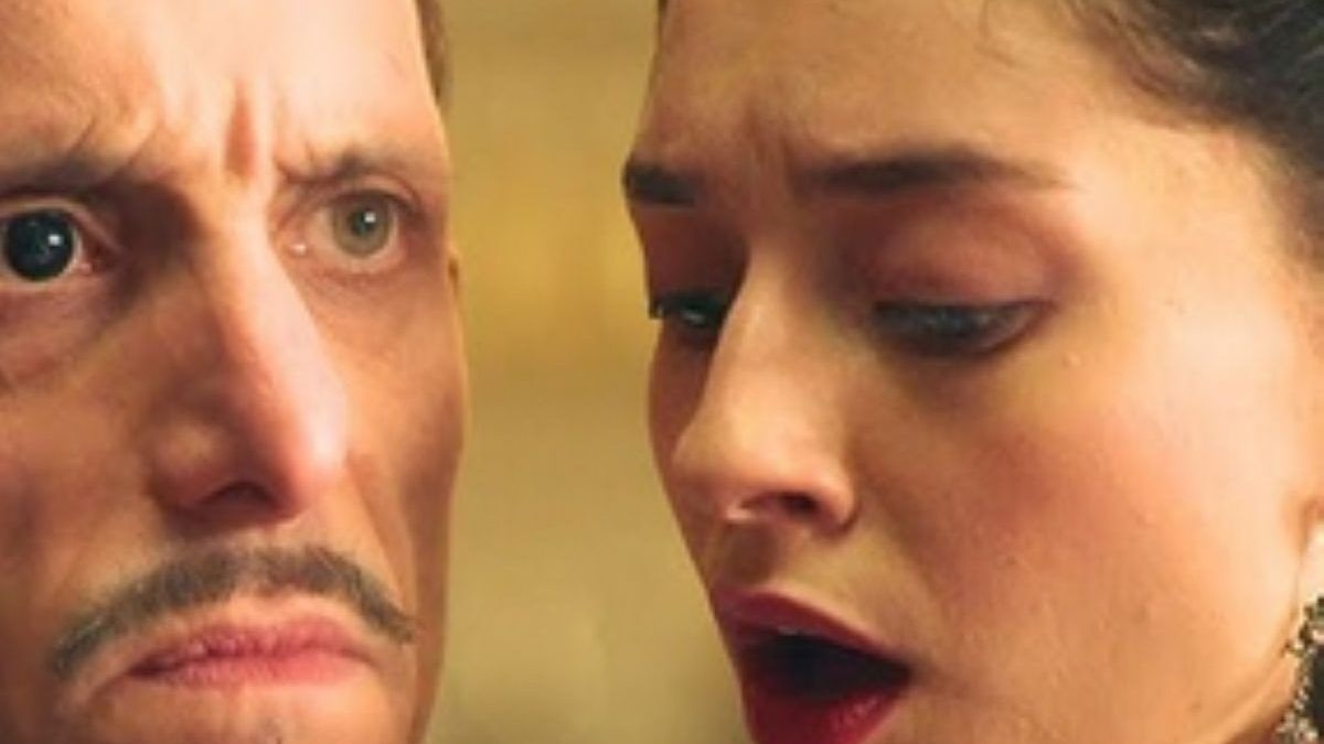 La Promessa trame al 15 marzo: Basilio minaccia Angela con un coltello