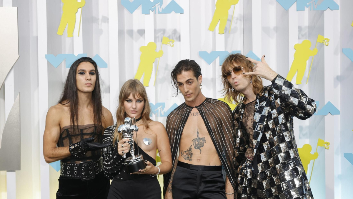 Sanremo 2027, Fiorello tra Maneskin e il caso De Martino: la Rai chiarisce