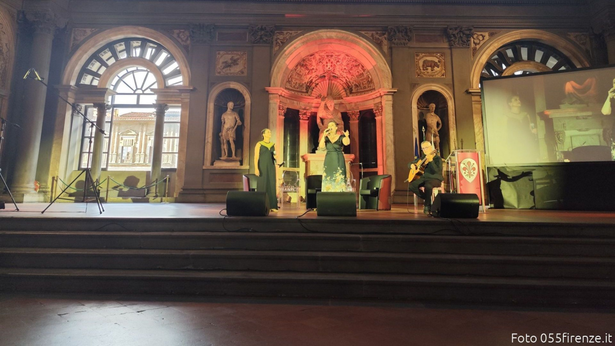 Noa: 'Pensare la pace non è un’utopia'. A Firenze il festival 'Re ...