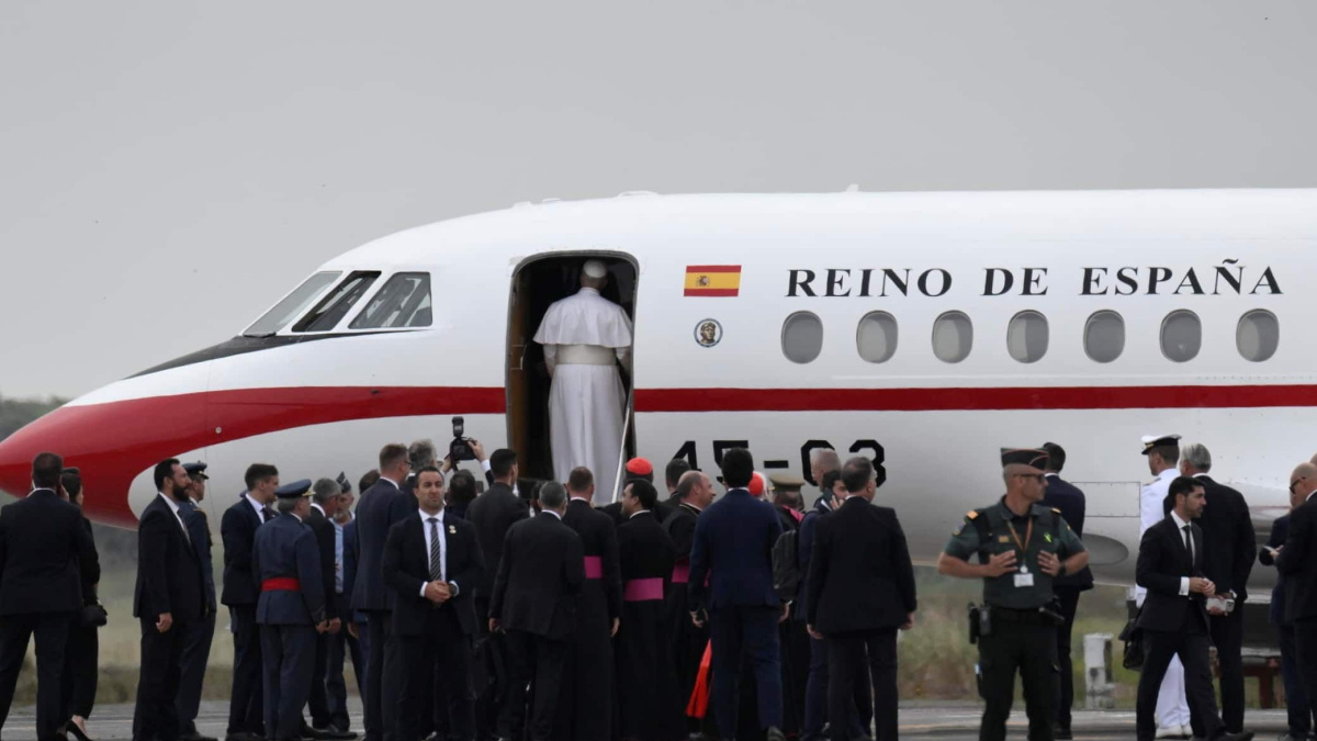 Papa Leone XIV in volo da Tenerife con il Falcon del re Felipe dopo il ...