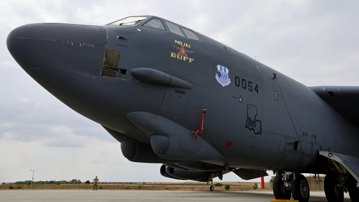 Bombardiere B-52 precipita in California vicino alla base di Edwards
