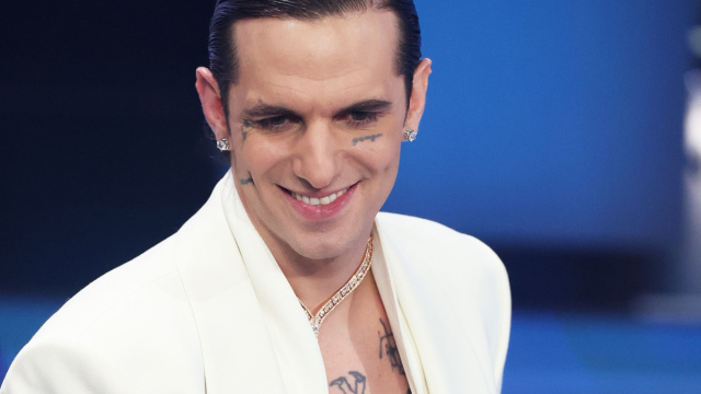 Achille Lauro a San Siro: omaggio alle vittime di Crans-Montana con ...