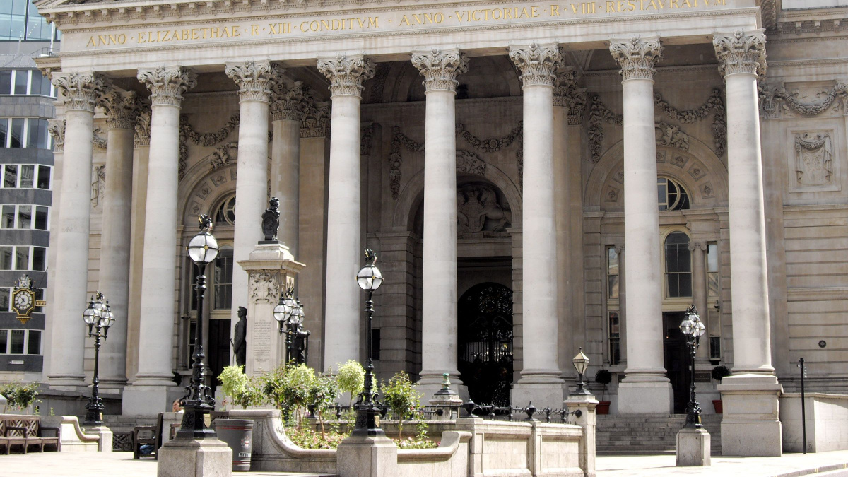 Borse europee in chiaroscuro: Londra cede l'1,1% dopo la Bank of England