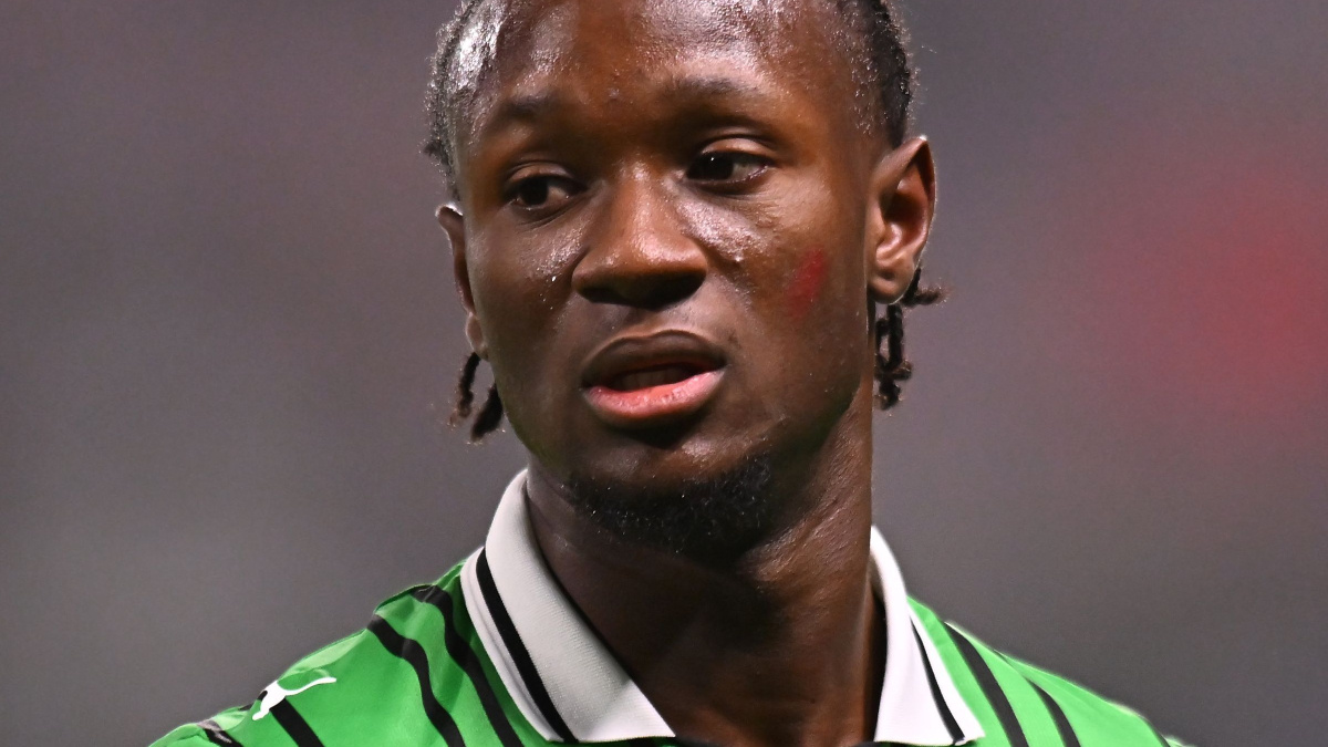 Ismael Kone in barella dopo uno scontro in Canada-Qatar: compagni in ...