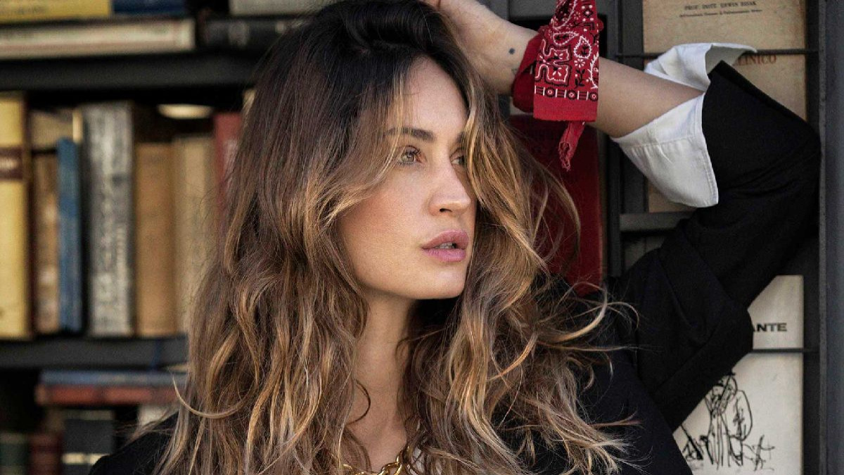 Helena Prestes, star a Milano: autografi e foto con i fan durante lo ...