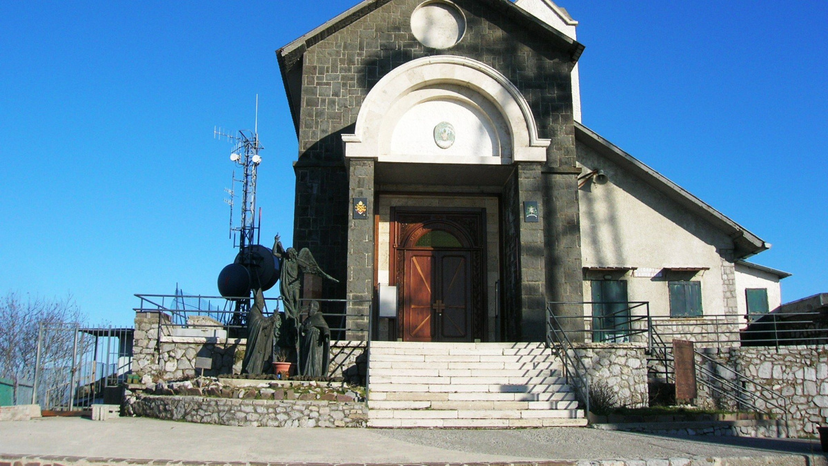 Monte Faito: benedetta la nuova tela del 'Gesù Misericordioso' al Santuario