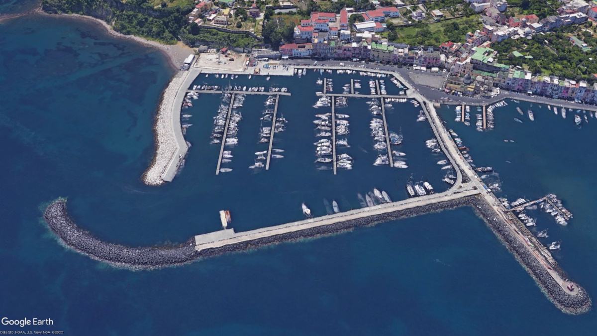 Traghetto in avaria, insegnanti a Ischia in gommone per non perdere gli ...